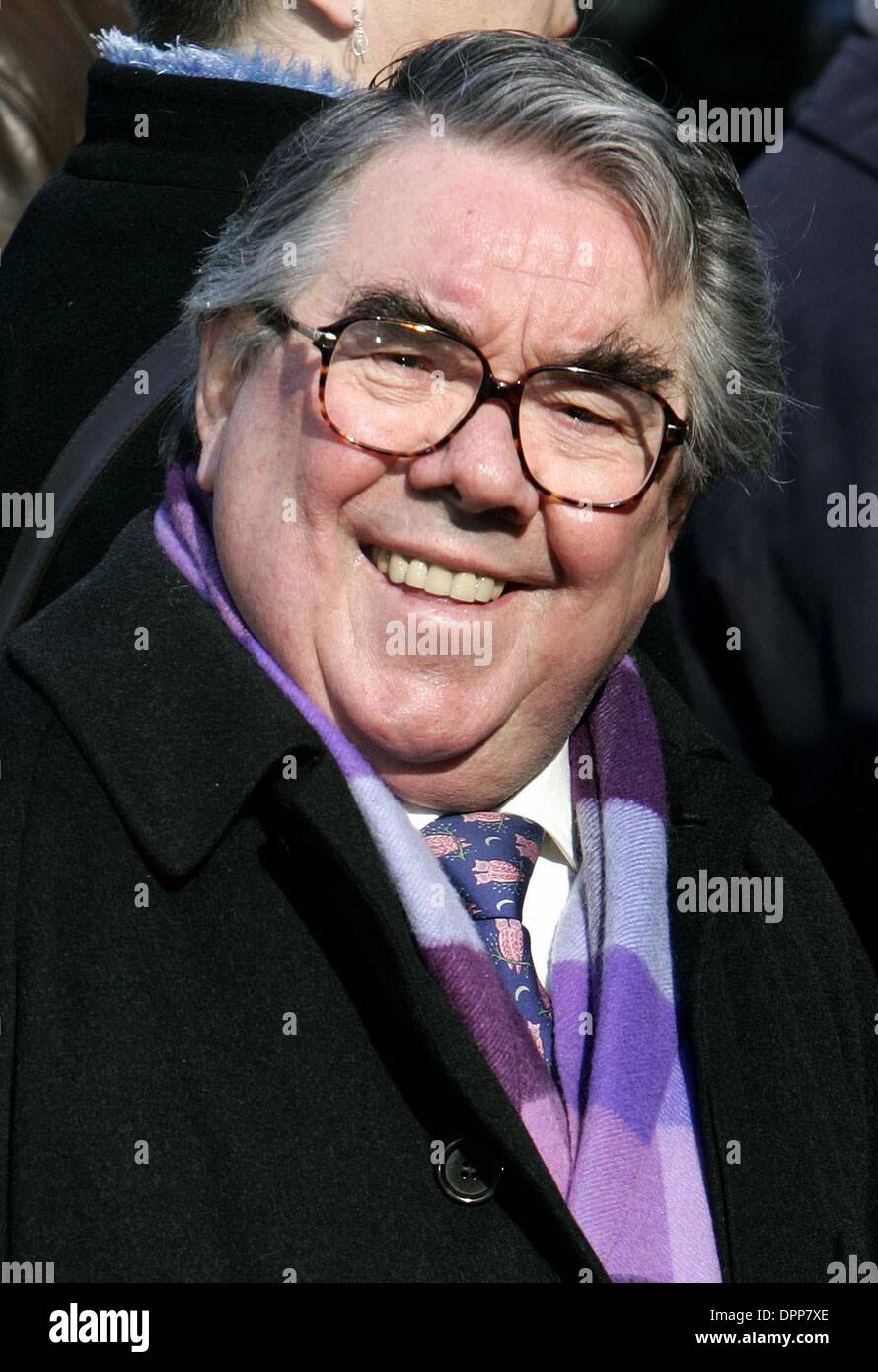 Ronnie corbett and ronnie barker hi-res stock photography and images ...