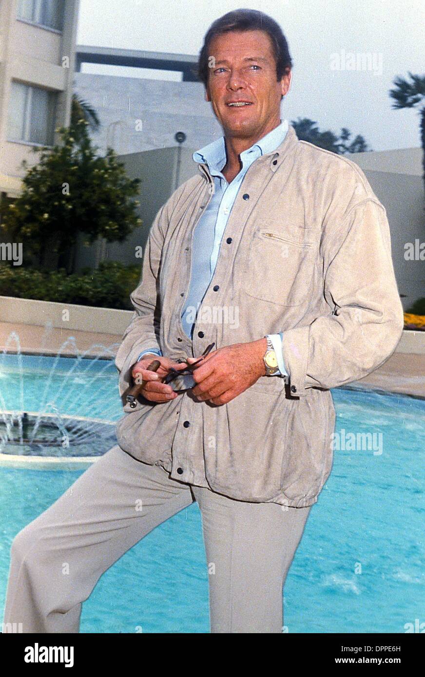 Roger moore credit hi-res stock photography and images - Alamy