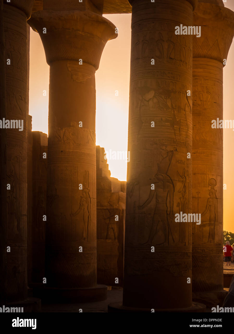 Ancient egyptian temple on nile hi-res stock photography and images - Alamy