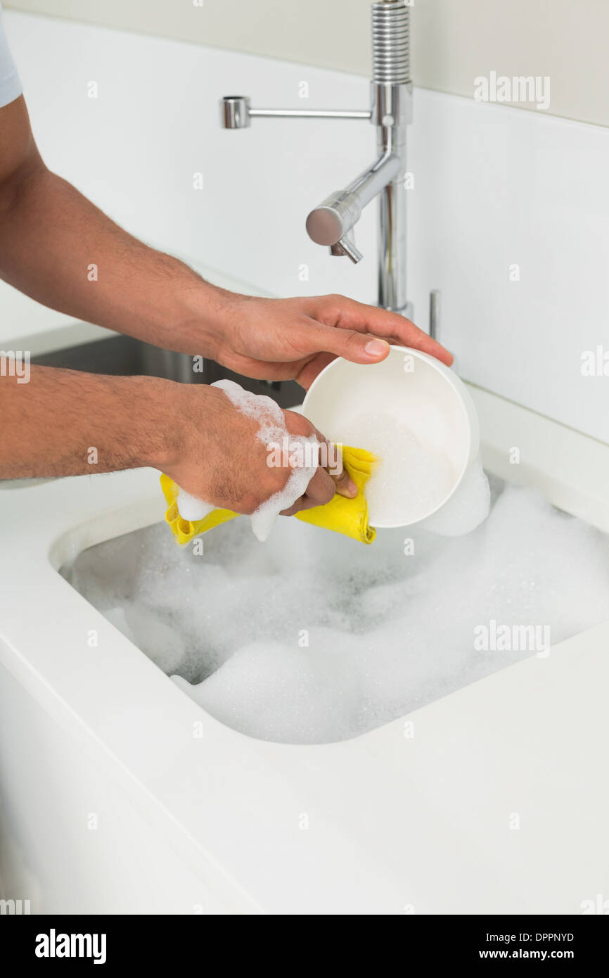 Hands washing dishes hi-res stock photography and images - Alamy