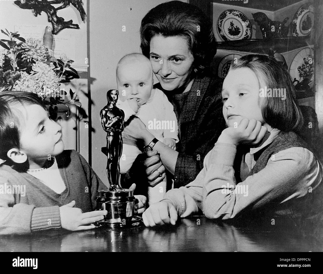 Jan. 26, 2006 - PATRICIA NEAL WITH HER CHILDREN AND THE OSCAR STATUE ...