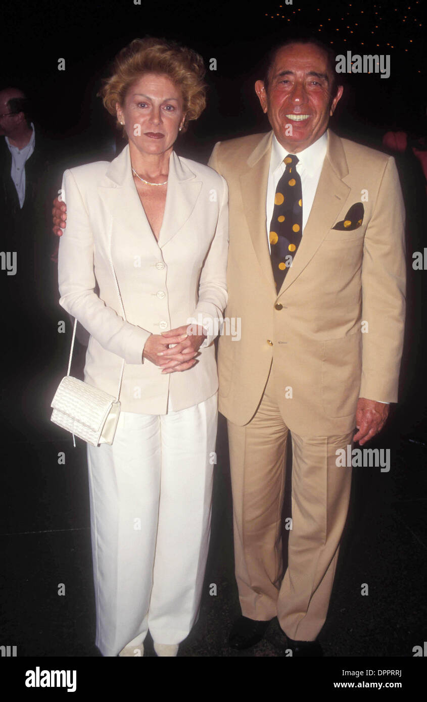 Aug. 17, 2006 - ABBY AND MYRA MANN AT THE PREMIERE OF 'INDICTMENT: THE ...