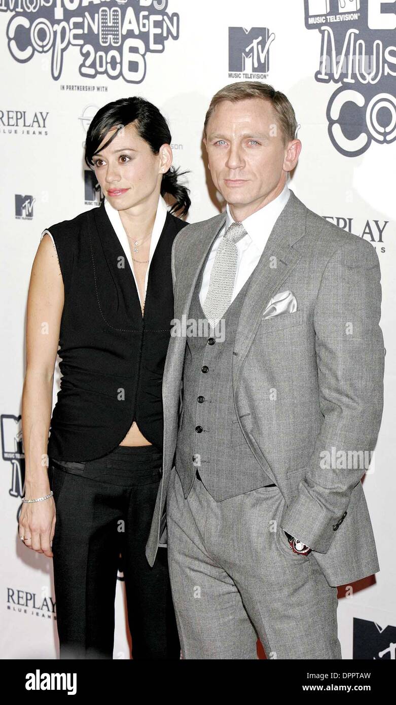 Daniel craig and girlfriend hi-res stock photography and images - Alamy