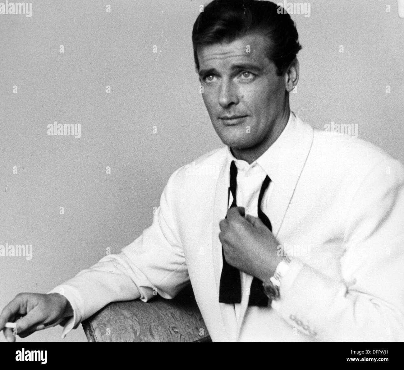 Roger moore hi-res stock photography and images - Alamy