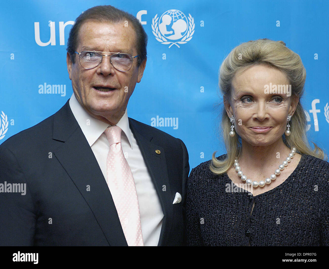 Dec. 03, 2005 - Beverly Hills, USA - Sir Roger Moore and Lady Moore ...