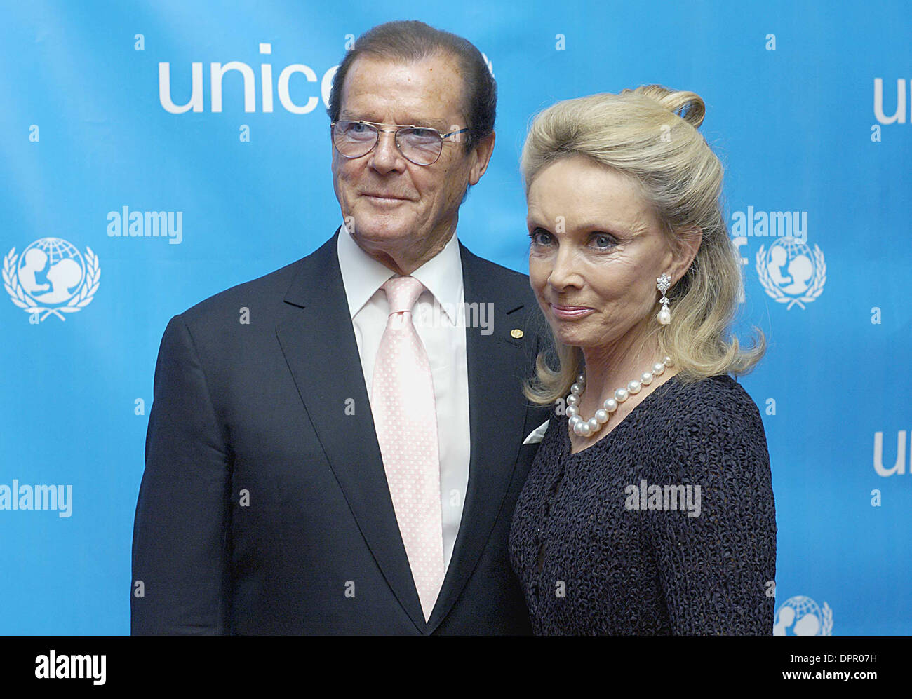 Dec. 03, 2005 - Beverly Hills, USA - Sir Roger Moore and Lady Moore ...