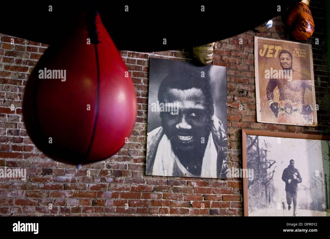 Former heavyweight world champion joe frazier hi-res stock photography ...