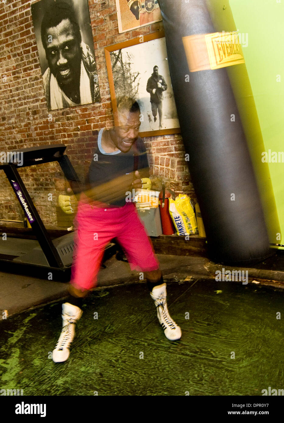 Boxer smokin joe frazier on hi-res stock photography and images - Alamy