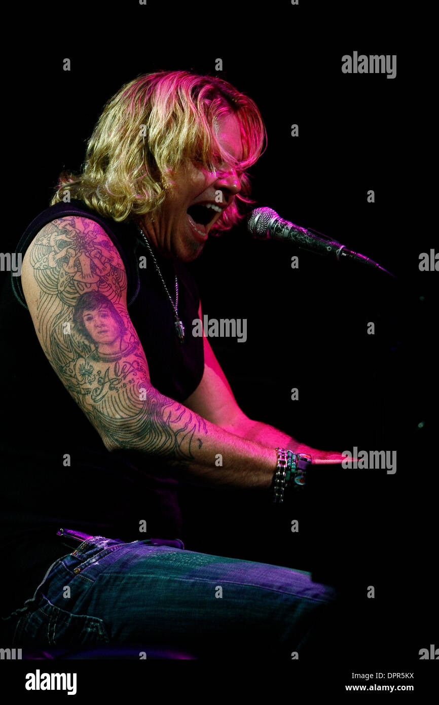 Mar 26, 2009 - New York, New York, USA - JEFFREY STEELE performing at ...