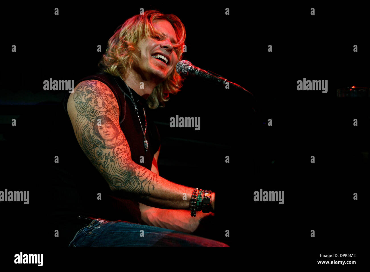Mar 26, 2009 - New York, New York, USA - JEFFREY STEELE performing at ...