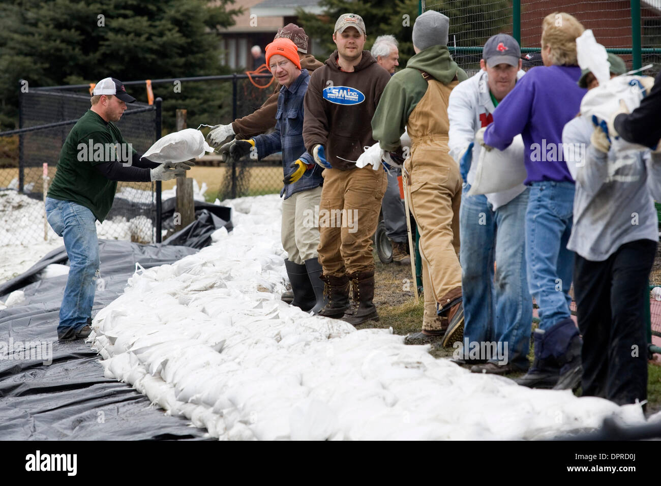 Mar 23, 2009 - Fargo, North Dakota, USA - A line of volunteers pass ...