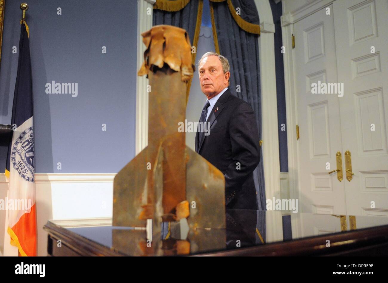 Dec 30, 2008 - Manhattan, New York, USA - Mayor MICHAEL BLOOMBERG meets ...