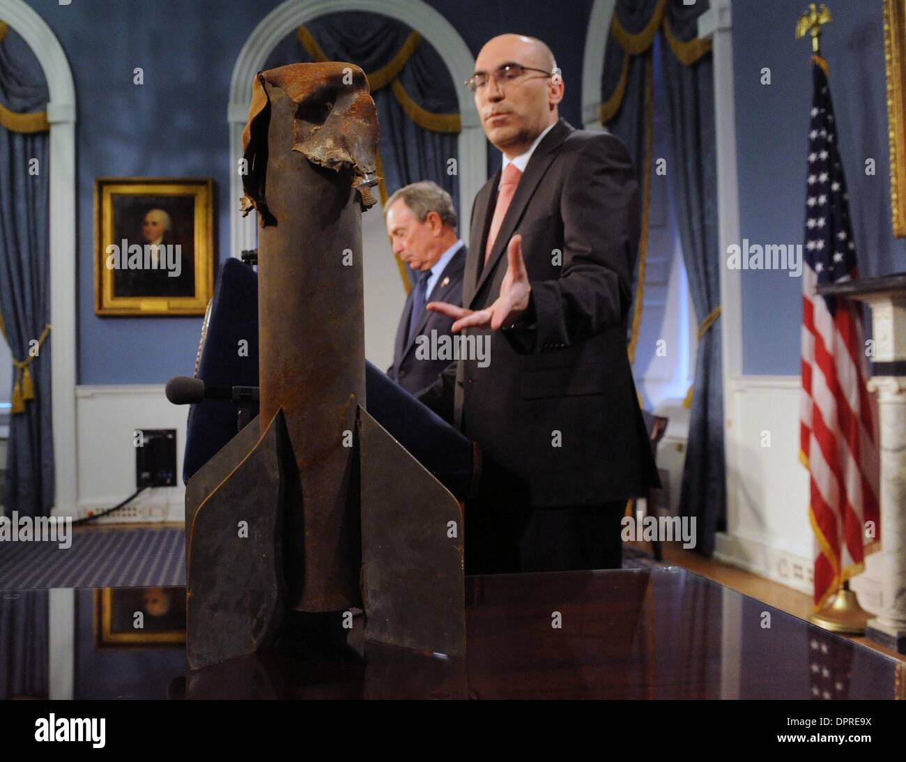 Dec 30, 2008 - Manhattan, New York, USA - Mayor MICHAEL BLOOMBERG (L ...
