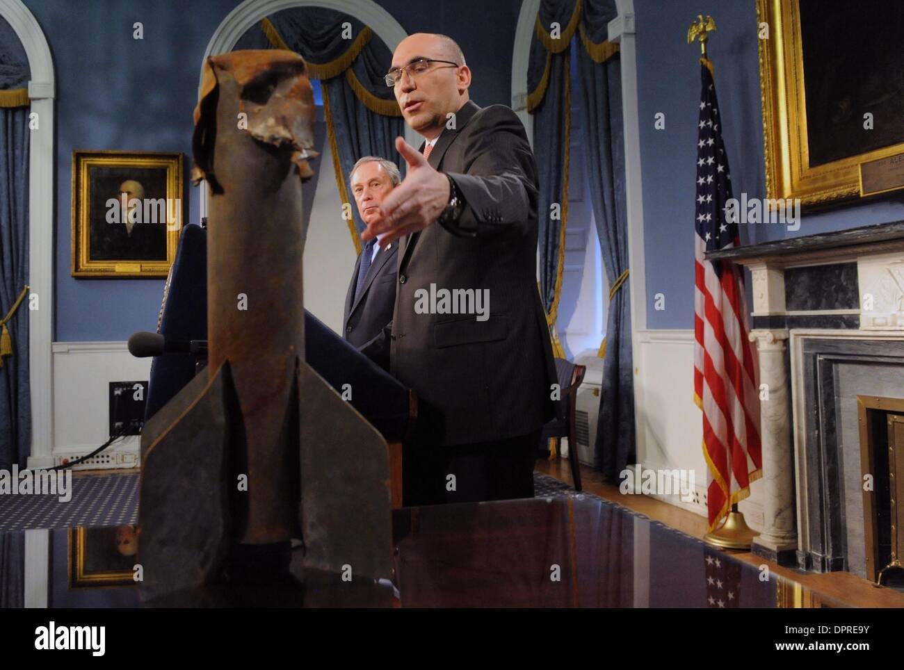 Dec 30, 2008 - Manhattan, New York, USA - Mayor MICHAEL BLOOMBERG (L ...