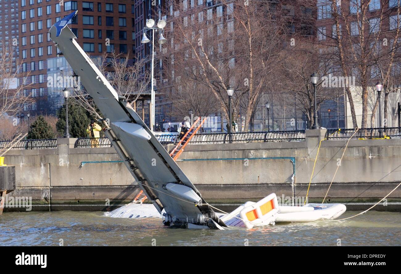 Jan 16, 2009 - Manhattan, New York, USA - The wreckage of the US ...