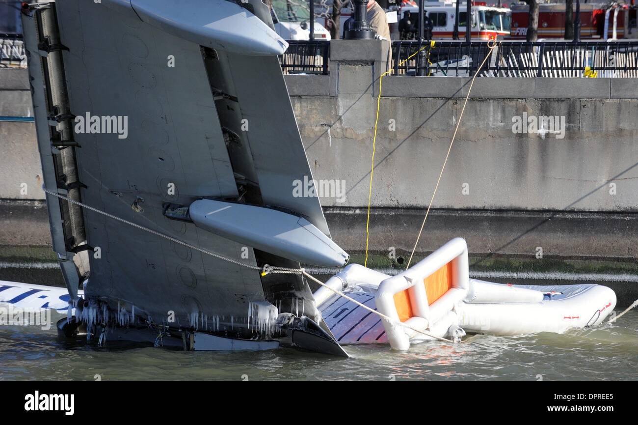Jan 16, 2009 - Manhattan, New York, USA - The wreckage of the US ...