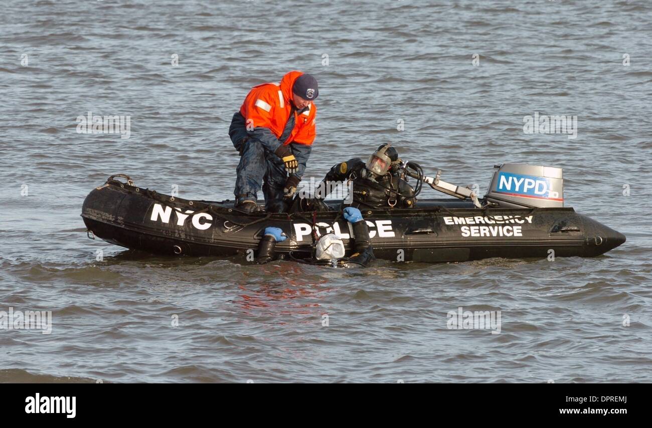 Jan 21, 2009 - Manhattan, New York, USA - The NYPD Scuba unit ...