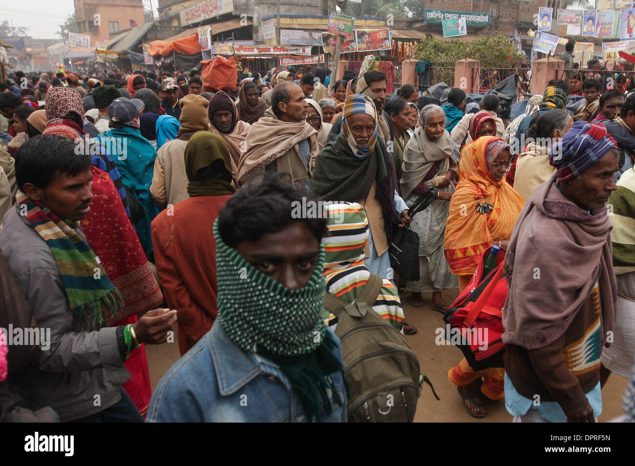 Kenduli, Joydev, West Bengal, India. 15th January 2014. People swamp in the Joydev Kenduli Mela ...