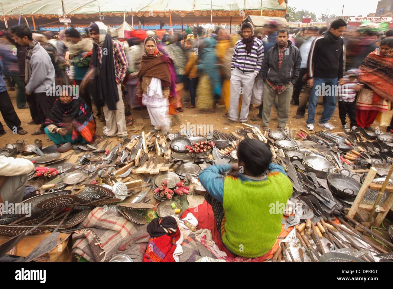 Kenduli, Joydev, West Bengal, India. 15th January 2014. People buy things at the Joydev Kenduli ...