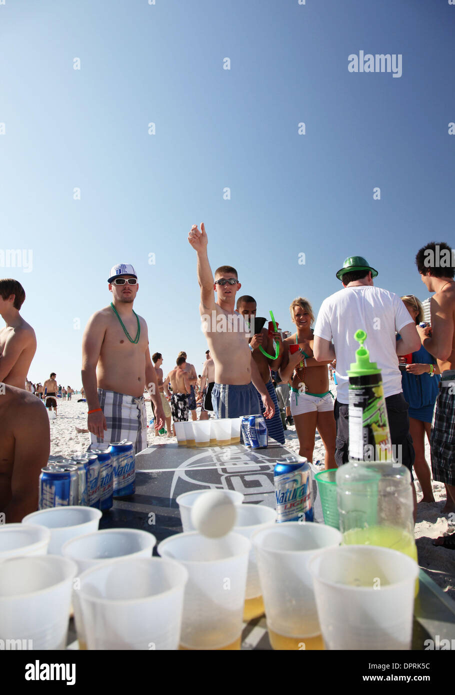 Beer pong break hi-res stock photography and images - Alamy