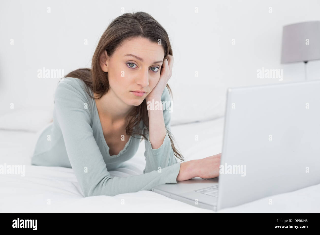 Woman looking sad computer hi-res stock photography and images - Alamy