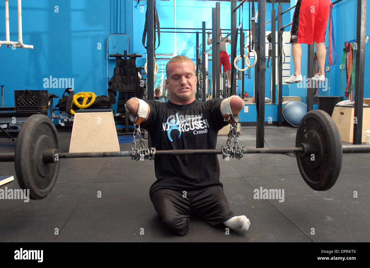 Apr 23, 2009 - Suwanee, Georgia, USA - KYLE MAYNARD, works out at his ...