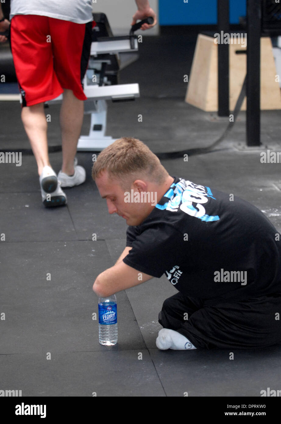 Apr 23, 2009 - Suwanee, Georgia, USA - KYLE MAYNARD, works out at his ...