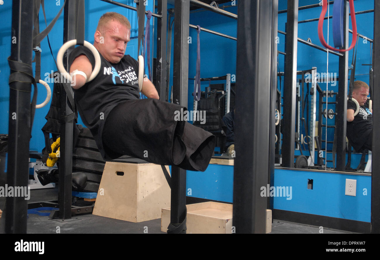 Apr 23, 2009 - Suwanee, Georgia, USA - KYLE MAYNARD, works out at his ...