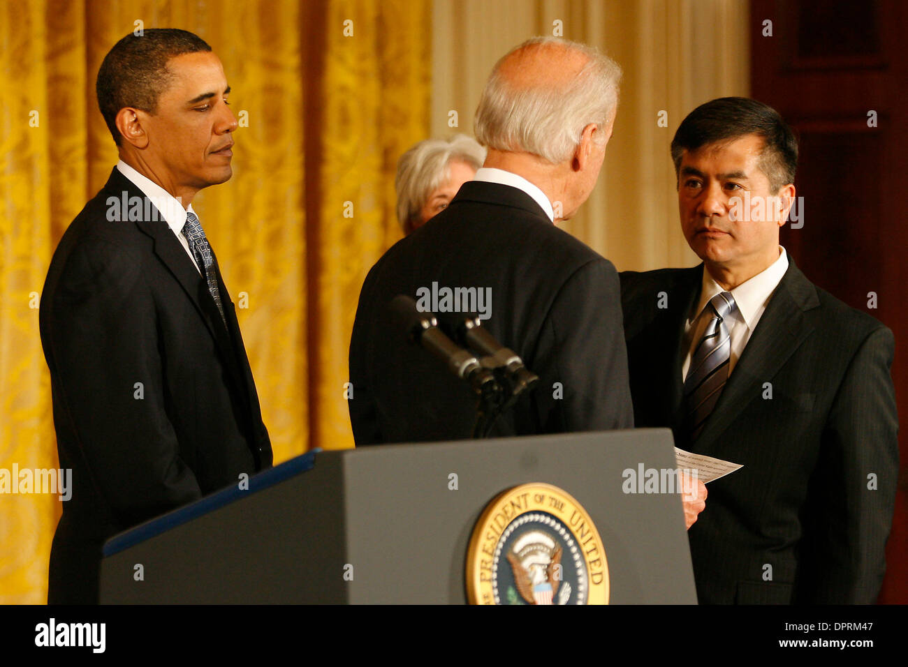 Barack obama oath of office 2009 hi-res stock photography and images ...