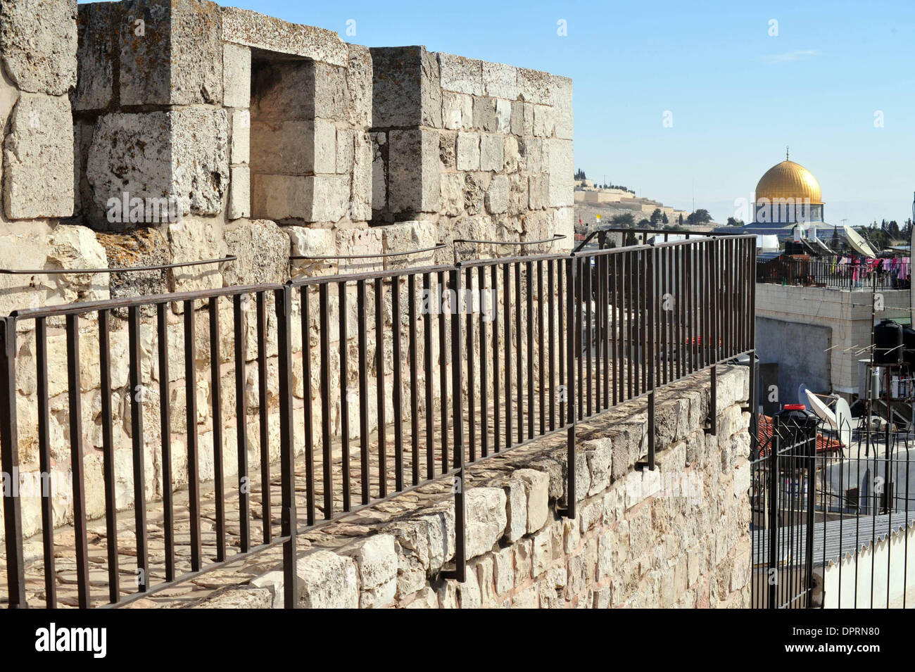 Dec 09, 2008 - Jerusalem, Israel - El Aqsa Mosque. The towering walls ...