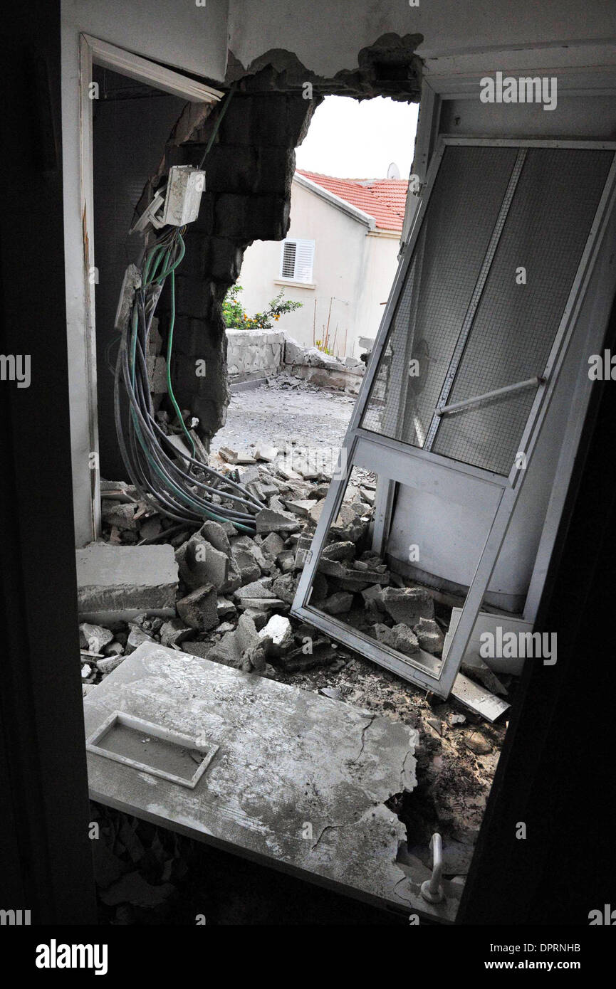 Missile hits house hi-res stock photography and images - Alamy