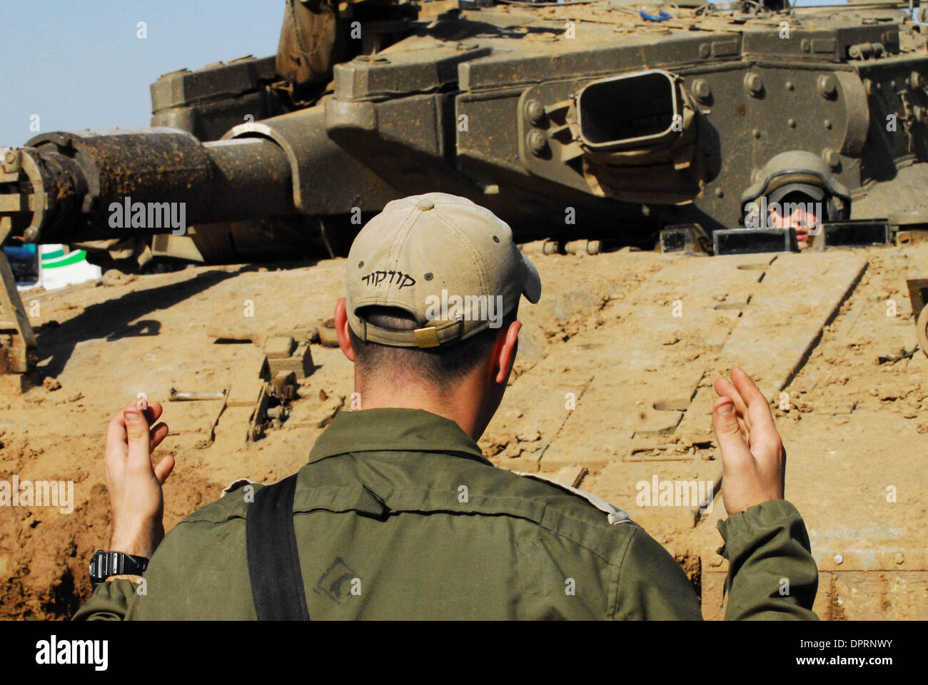 Dec 28, 2008 - Gaza Border, Israel - Thousands of Israeli soldiers ...