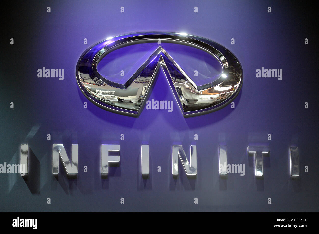 Car infiniti logo hi-res stock photography and images - Alamy