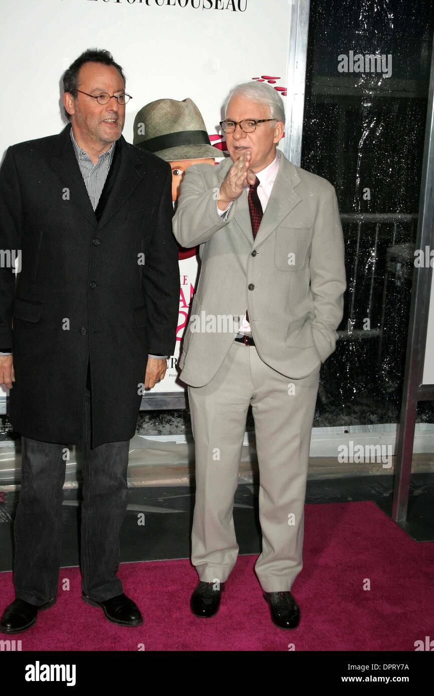 Steve martin jean reno the pink panther hi-res stock photography and ...