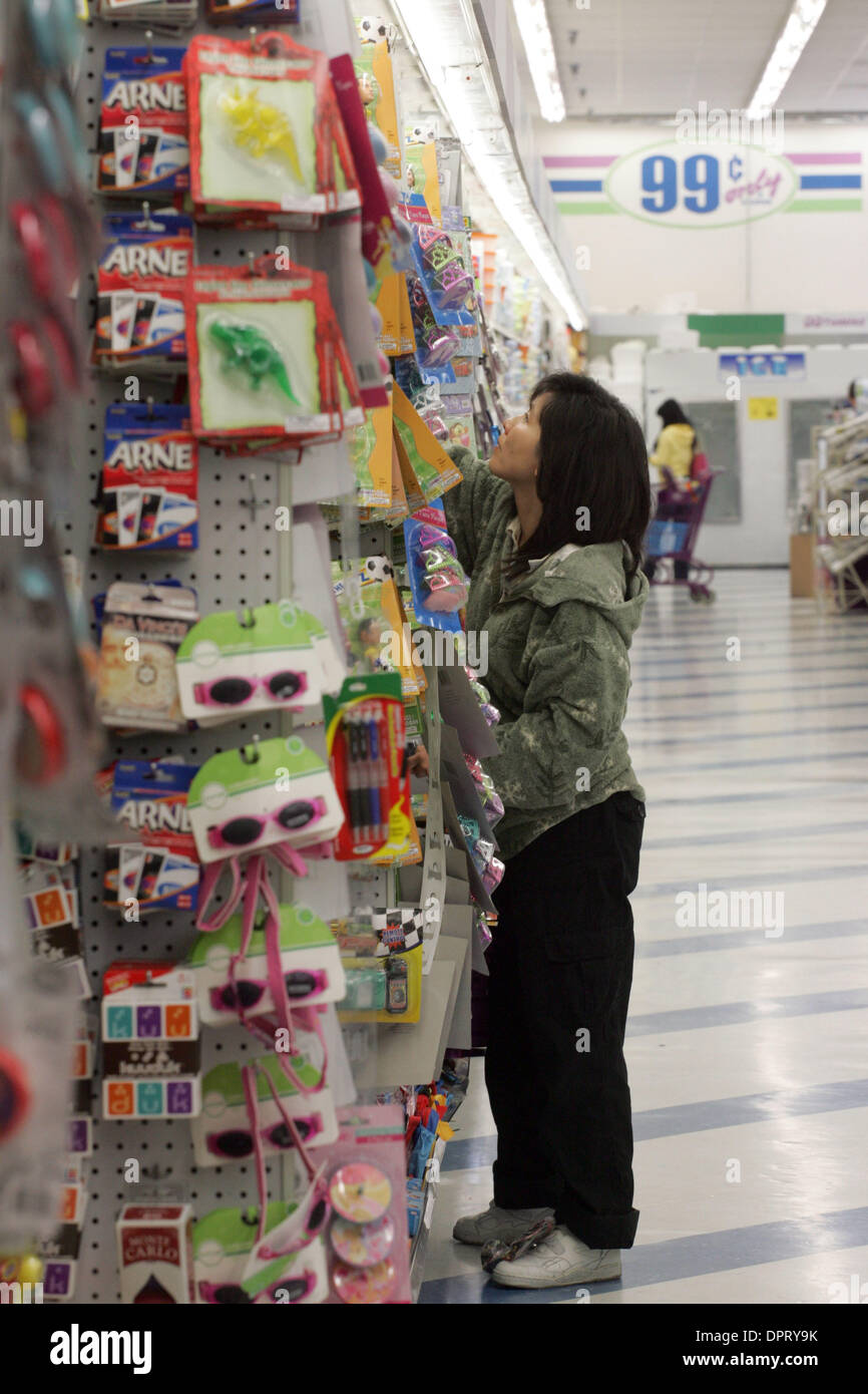 99 cents stores hi-res stock photography and images - Alamy