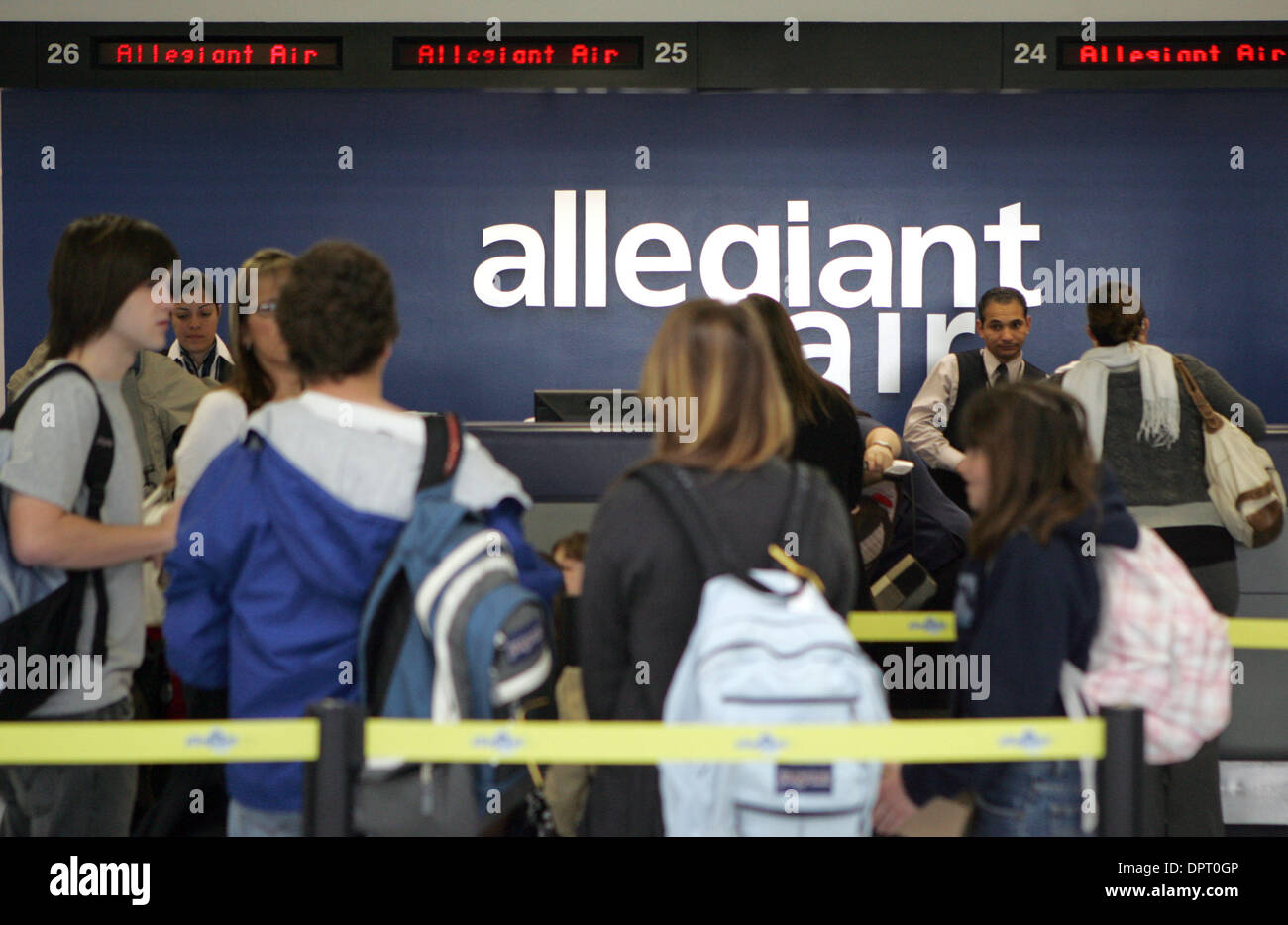 May 05, 2009 - Los Angeles, California, USA - Passengers wait in line ...