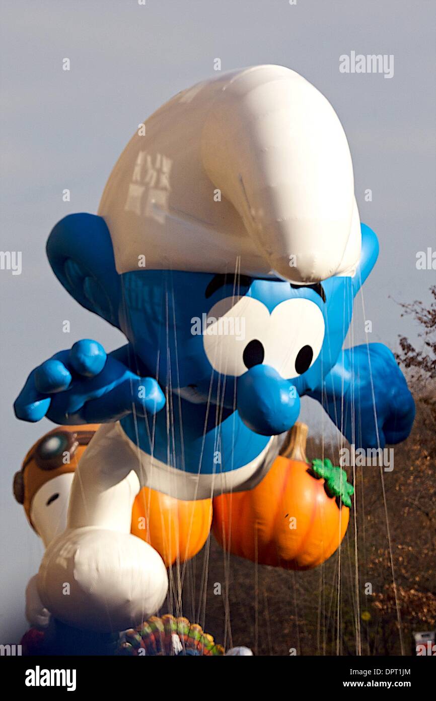 November 27, 2008: Smurf Balloon travels down the parade route..The ...