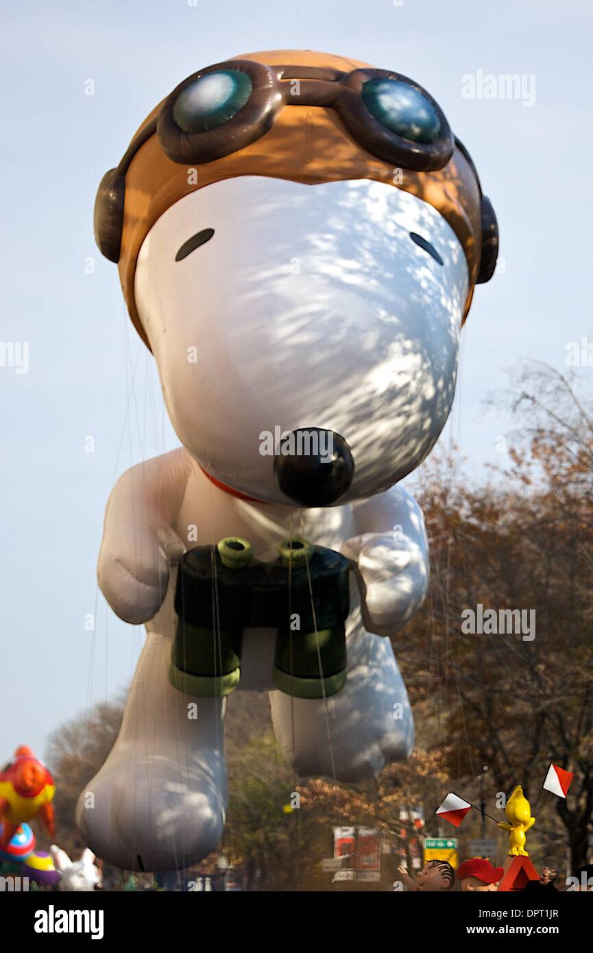 Macy's thanksgiving day parade snoopy hi-res stock photography and ...