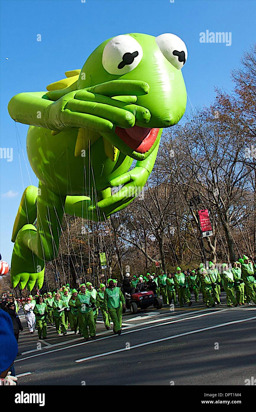 Macys thanksgiving day parade kermit hi-res stock photography and ...