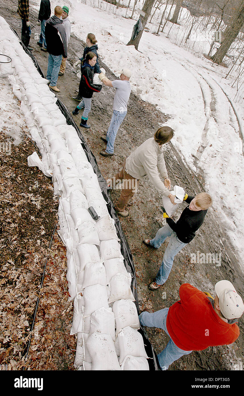 Mar 23, 2009 - Moorhead, Minnesota USA - Volunteers build a ring dike ...