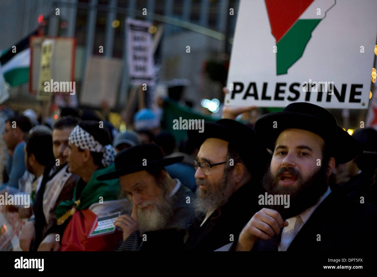 Dec 28, 2008 - New York, New York, USA - Thousands protest against ...