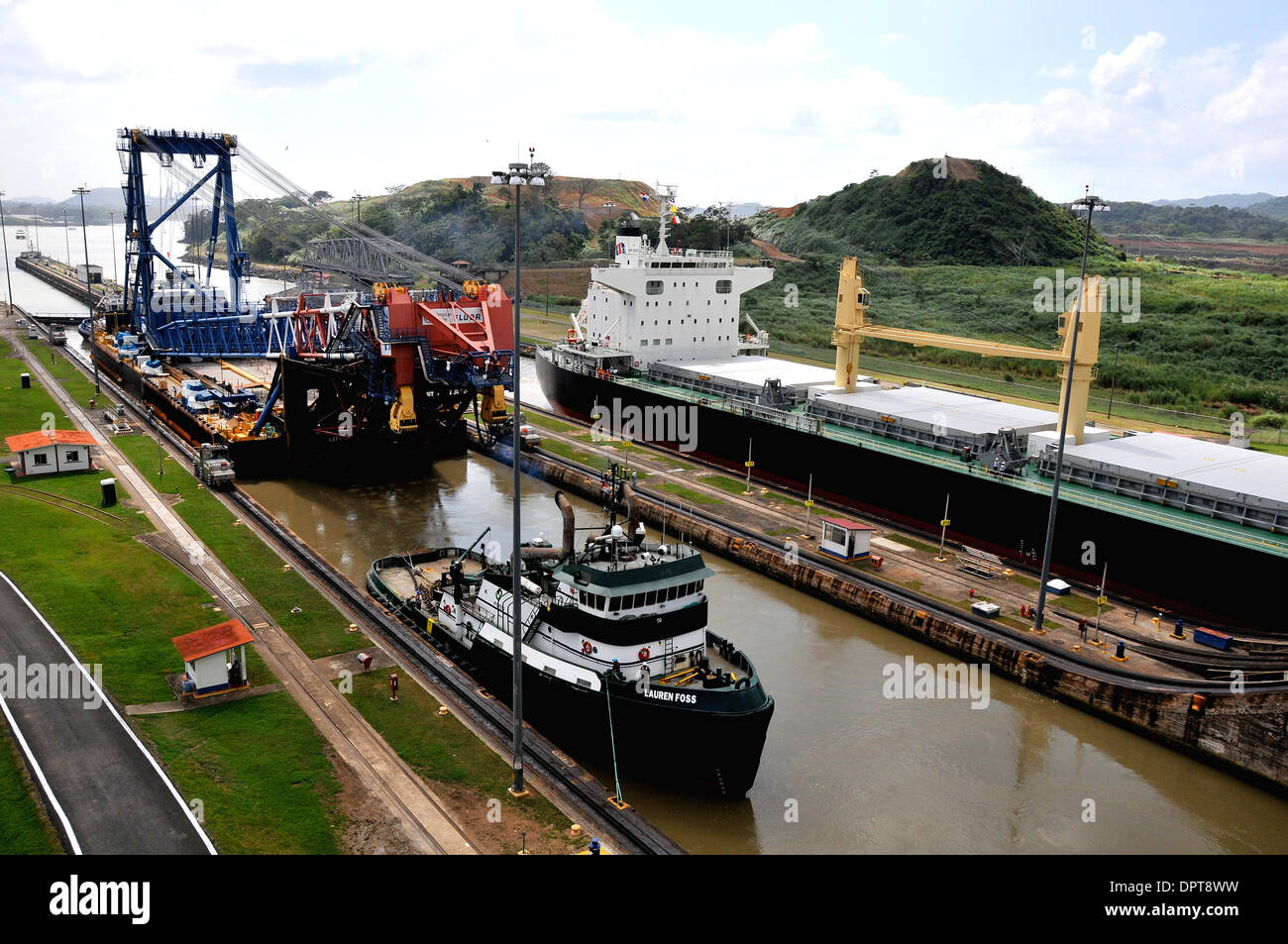 Panama Canal, Panama. 15th January 2014. Left Coast Lifter, the giant ...