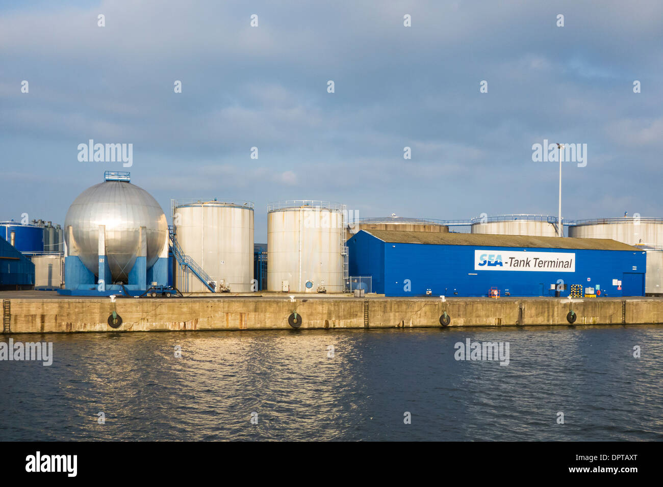Petroleum storage tanks hi-res stock photography and images - Alamy