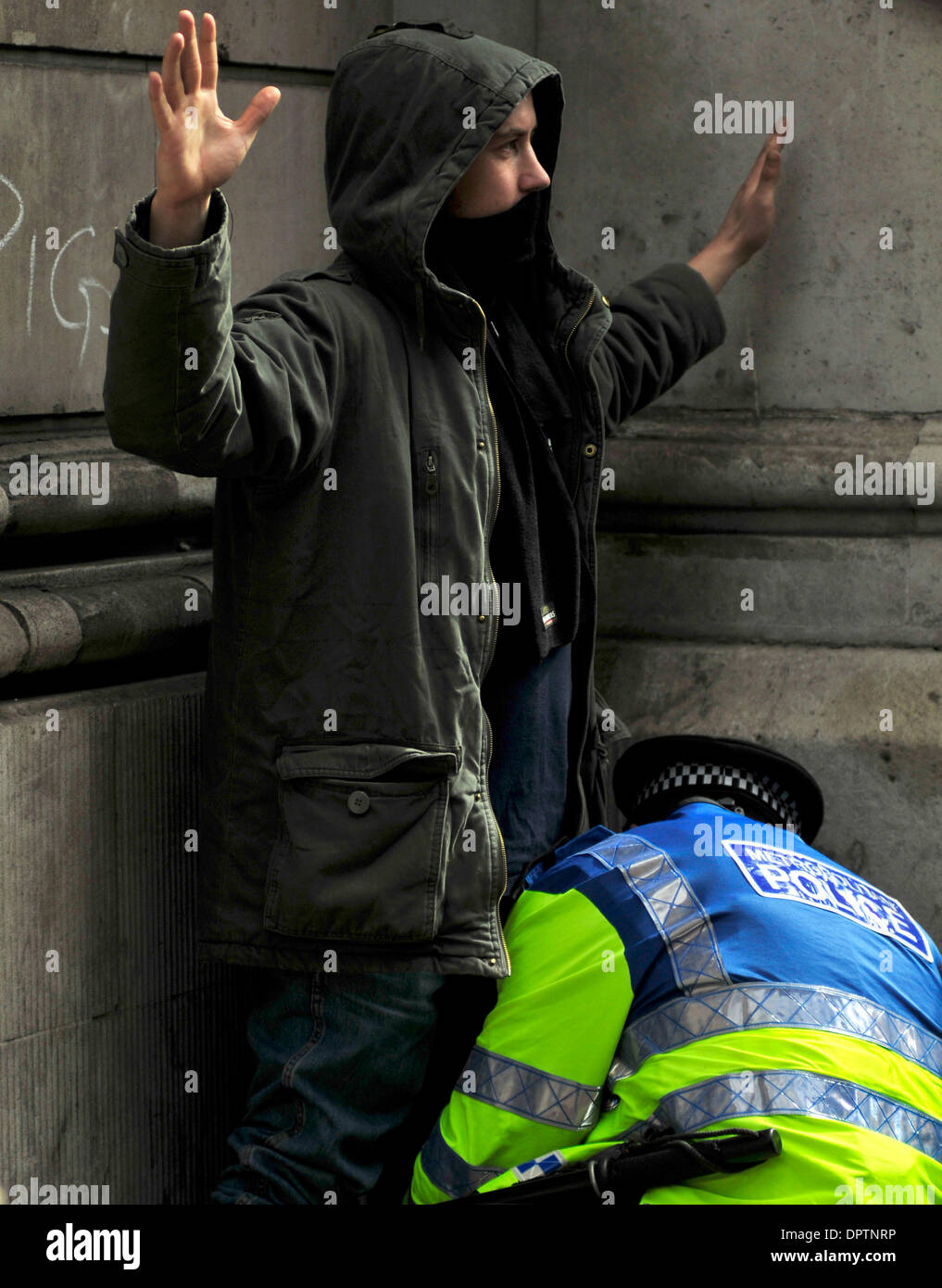Apr 01, 2009 - London, England, United Kingdom - Police search a ...