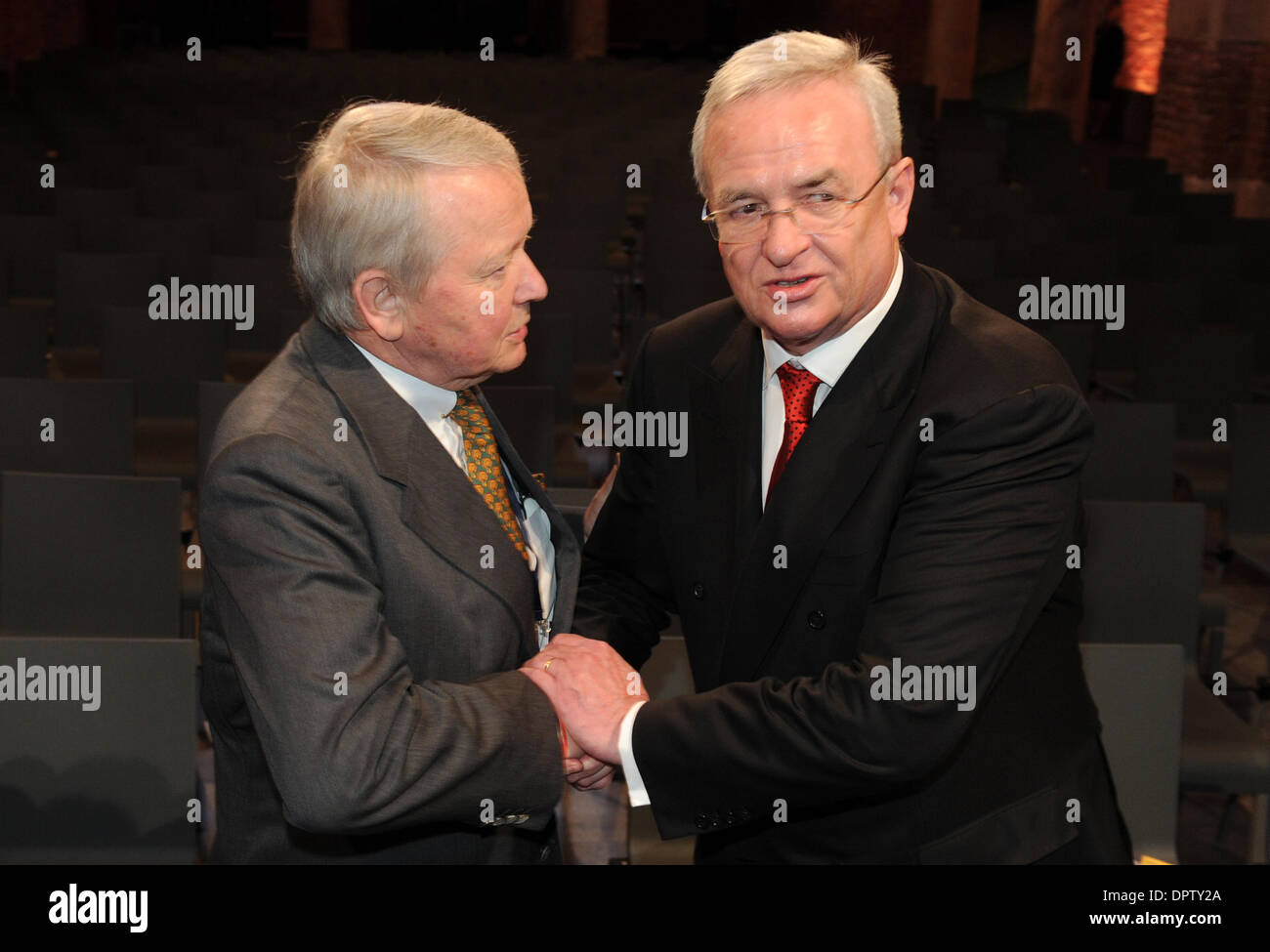 Munich, Germany. 16th Jan, 2014. CEO of VW Martin Winterkorn (R) and ...