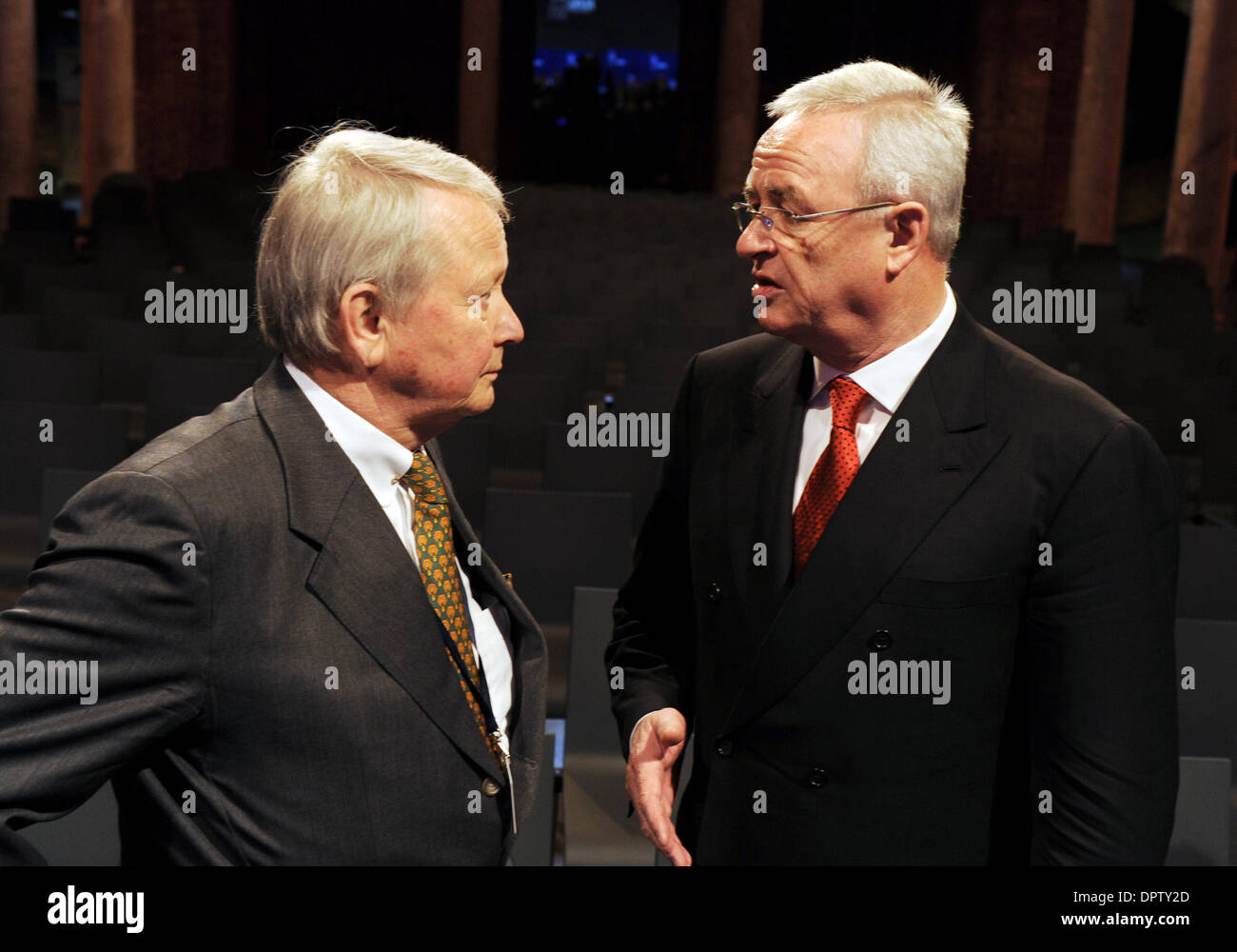Munich, Germany. 16th Jan, 2014. CEO of VW Martin Winterkorn (R) and ...