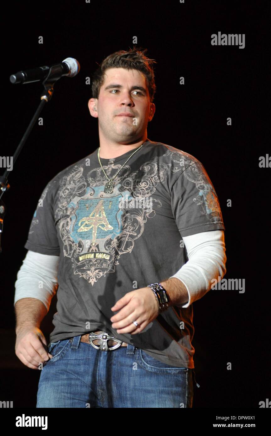 Former american idol contestant hi-res stock photography and images - Alamy