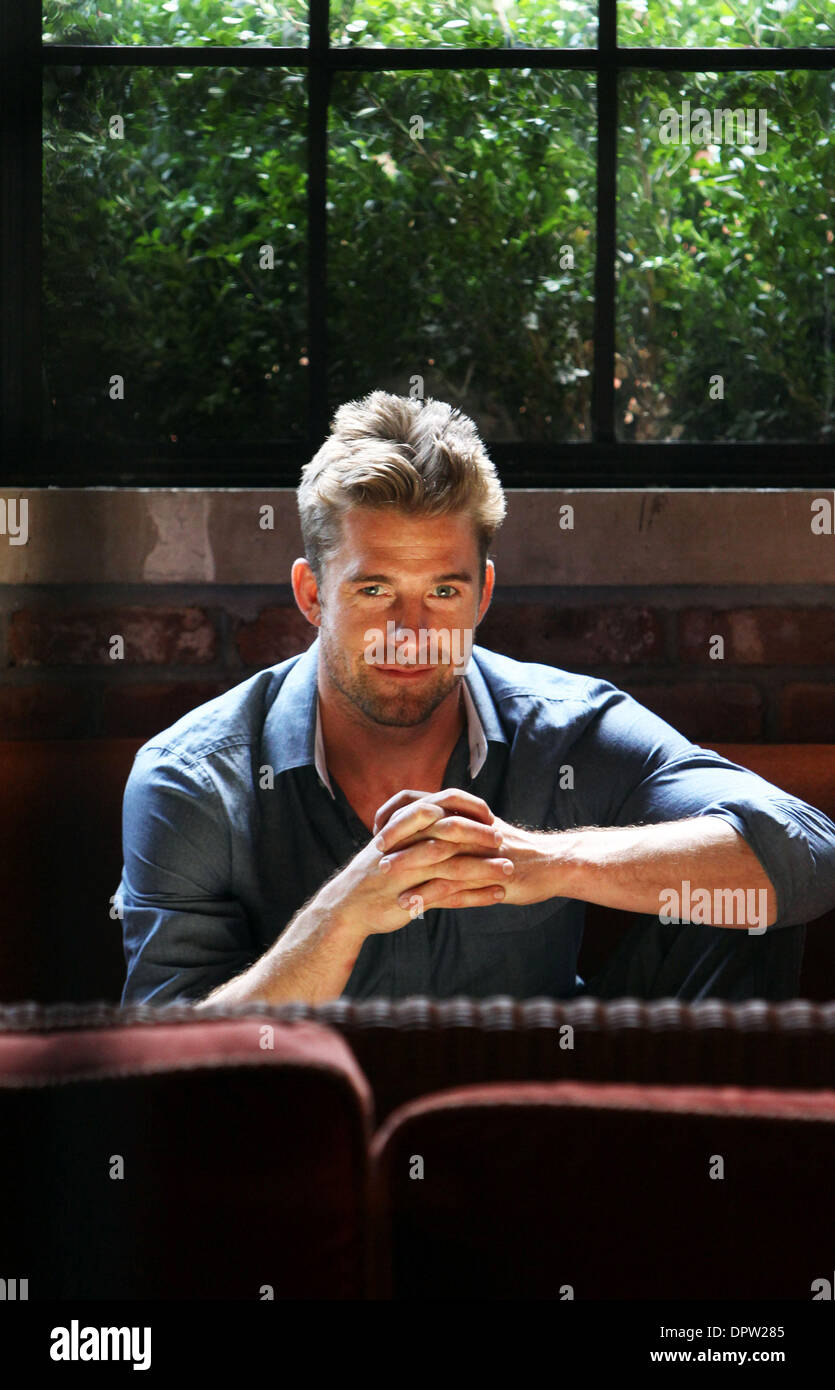 Scott speedman, felicity hi-res stock photography and images - Alamy