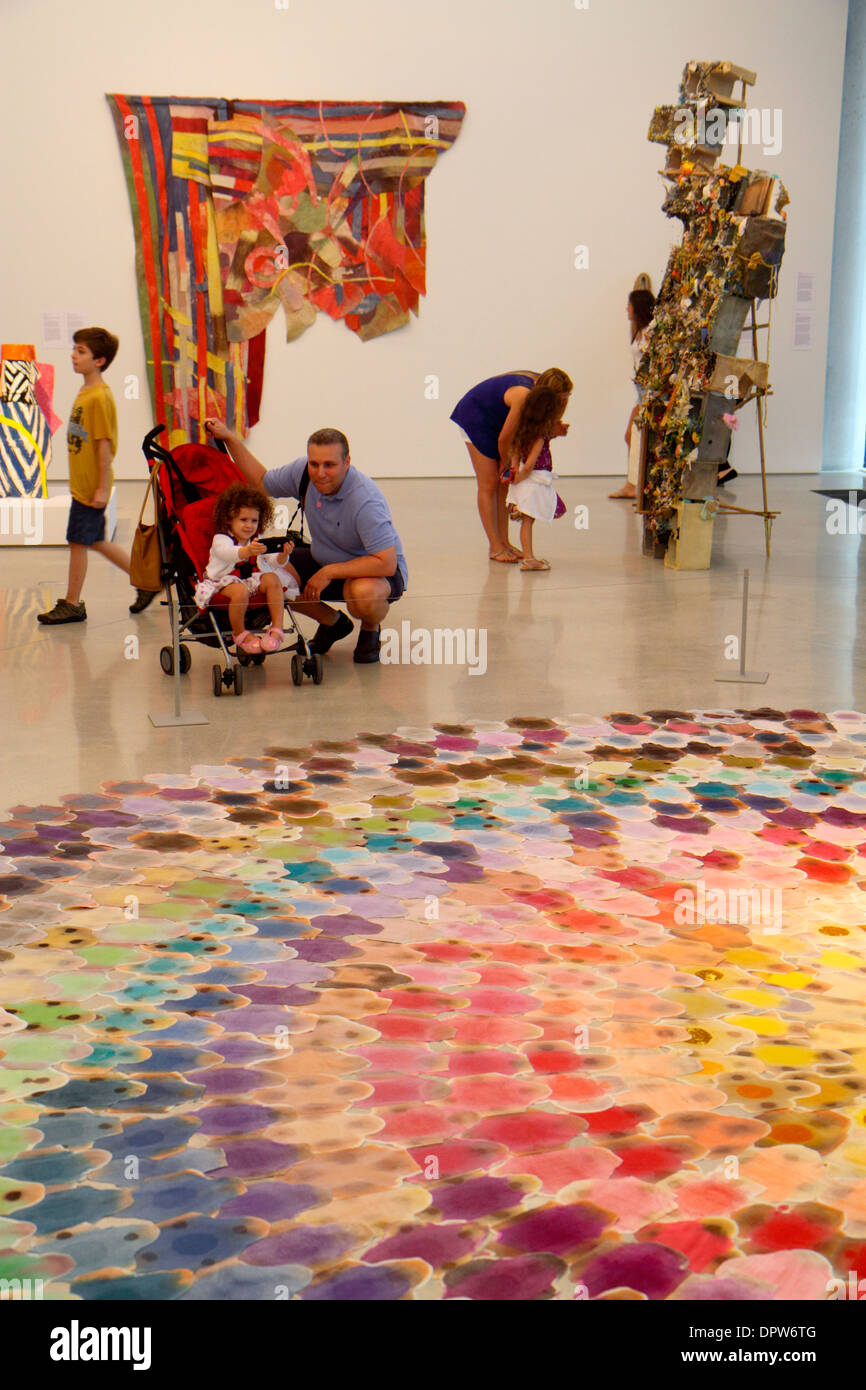 Parent child art museum hi-res stock photography and images - Alamy