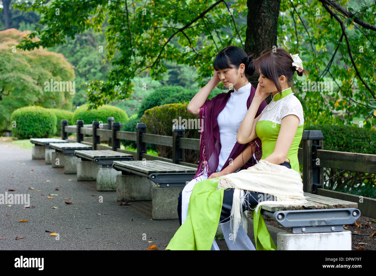 Two women sitting on a park bench hi-res stock photography and images ...